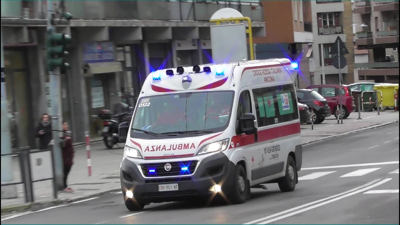 Ambulanza CRI di Ancona in Emergenza / Italian Red Cross Ambulance in ...