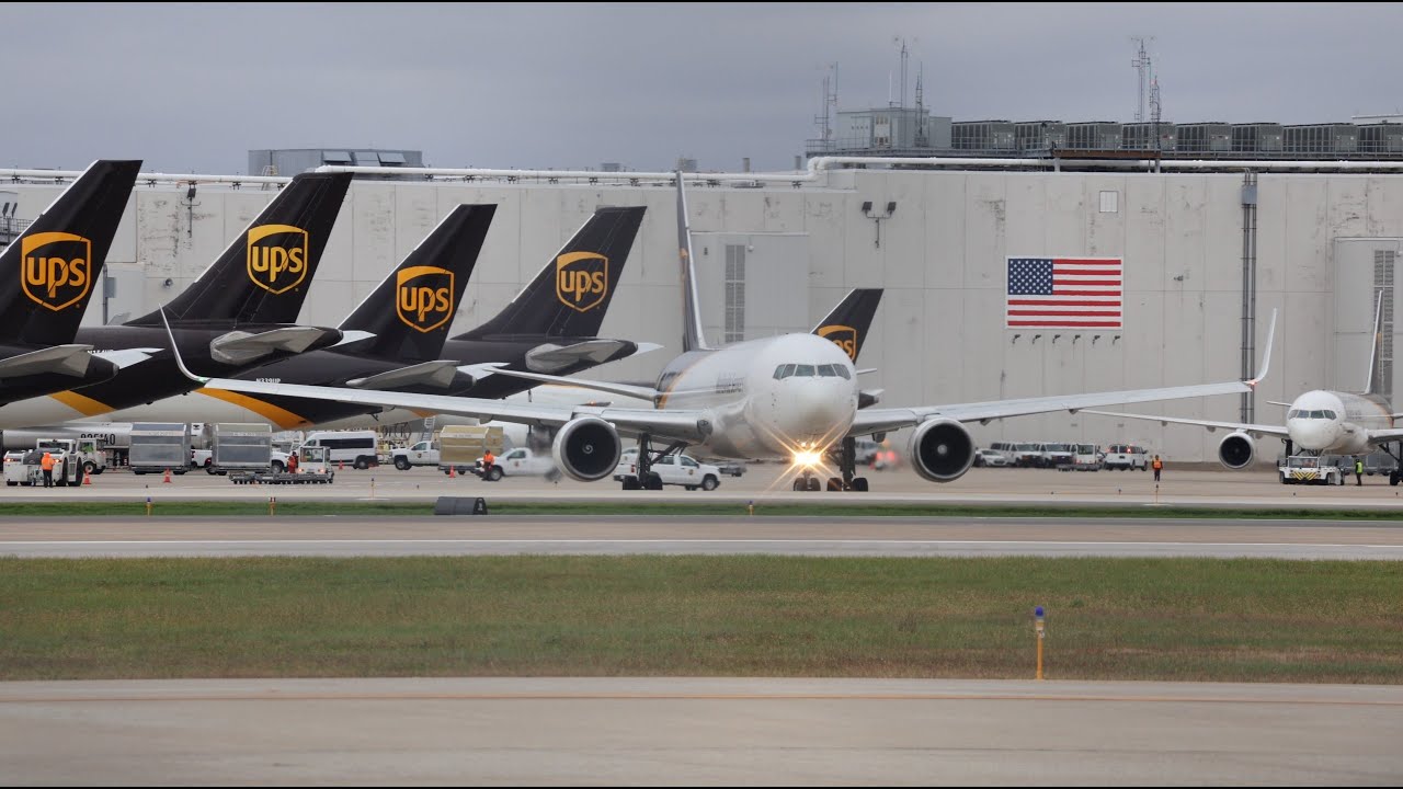 UPS Departure Rush Planespotting at KSDF/SDF - YouTube