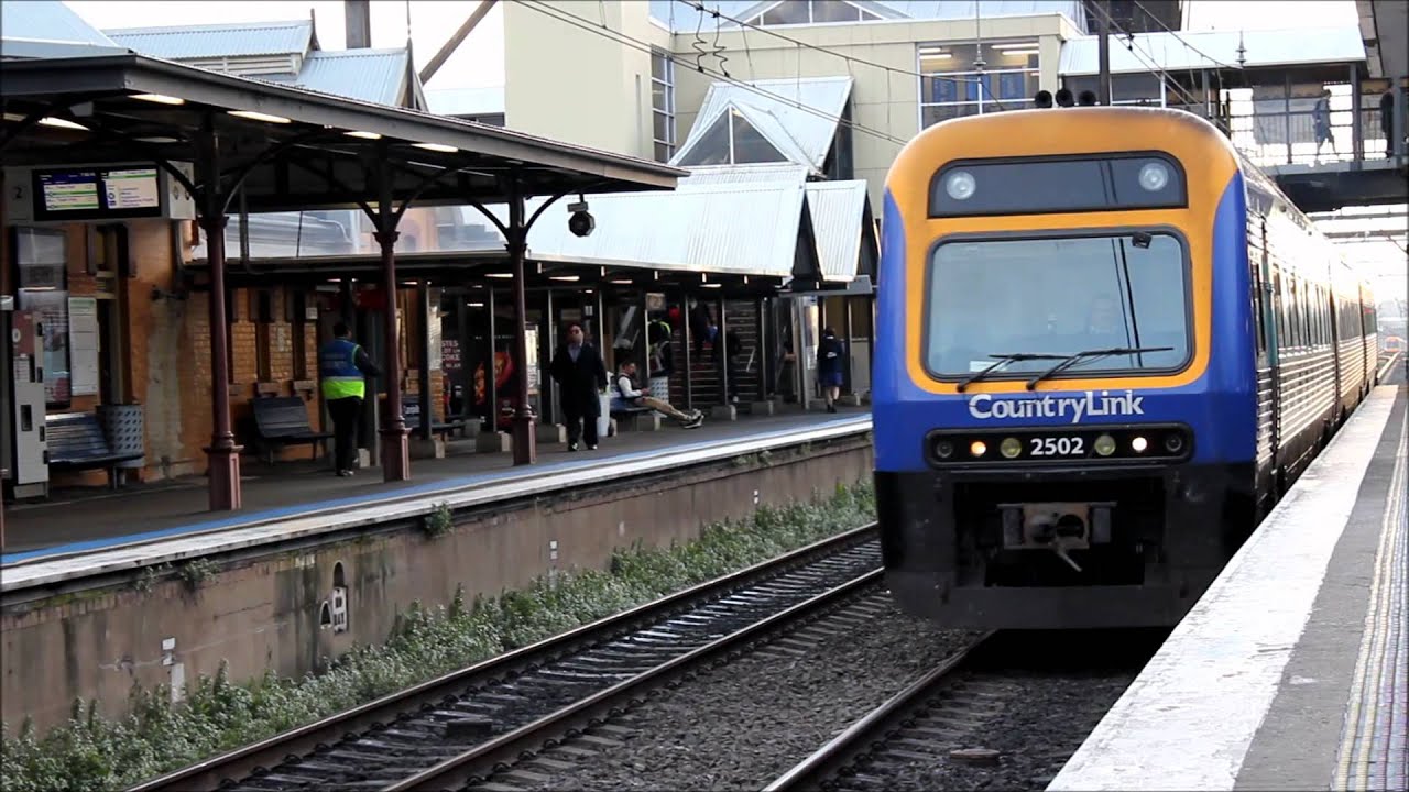CountryLink Xplorer arriving at Campbelltown Railway Station - YouTube