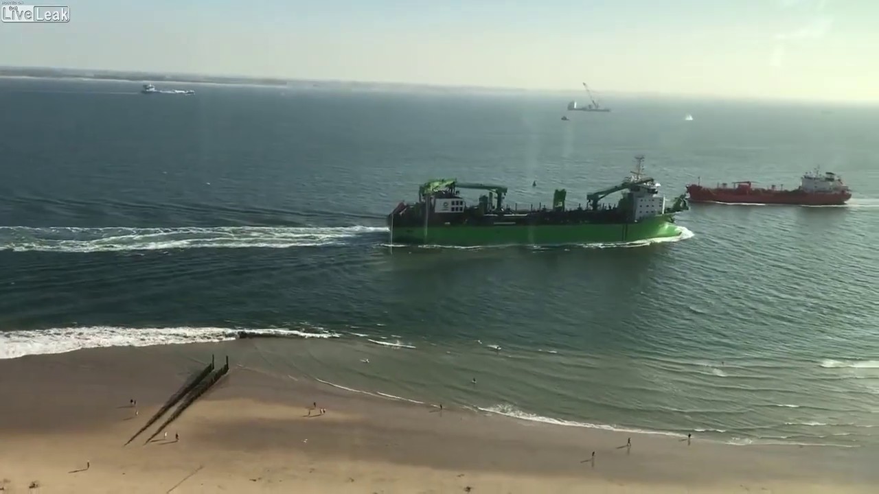 Ship creates Huge Wave that engulfs Beach - YouTube