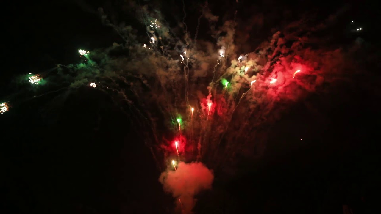 Fanned Whistle Cake to Silver Strobe #EpicFireworks - YouTube