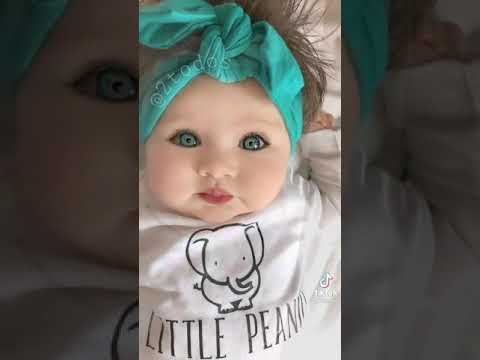 Göz rengi farklı olan tatlı Bebek