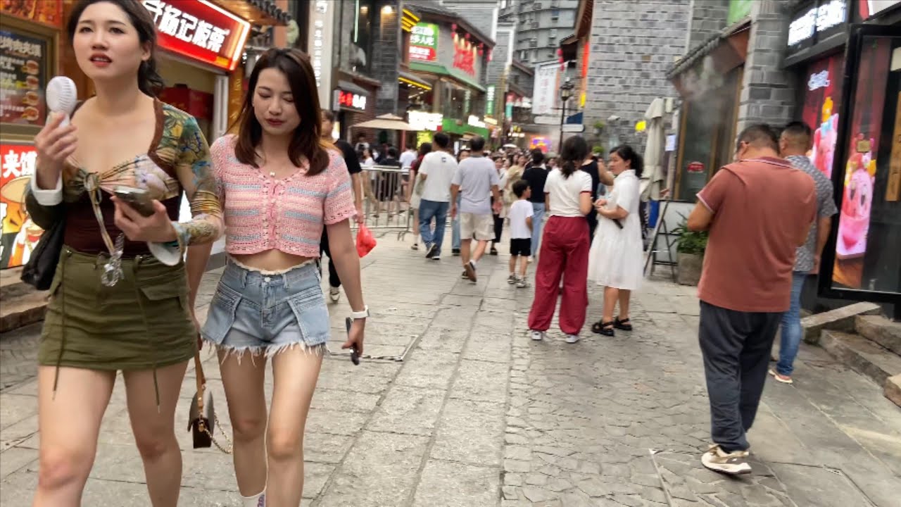 实拍2024年江西南昌万寿宫 美女太多眼花缭乱 China nanchang city beautiful girls - YouTube