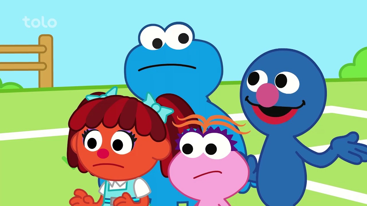 ELMO SHARES HIS FOOTBALL \ المو با دوستای خود فوتبال بازی می کنه - YouTube