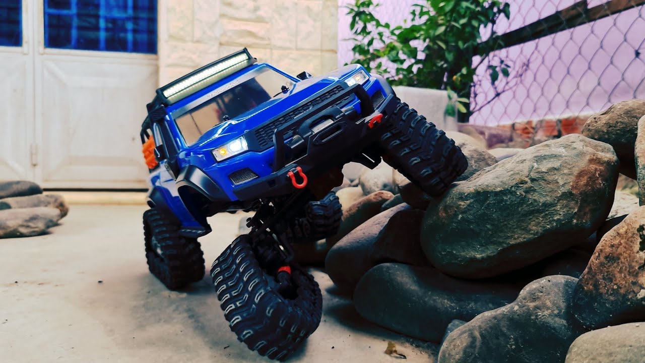 Traxxas TRX4 SUPER TRACKS Traxx wheel blue body - YouTube