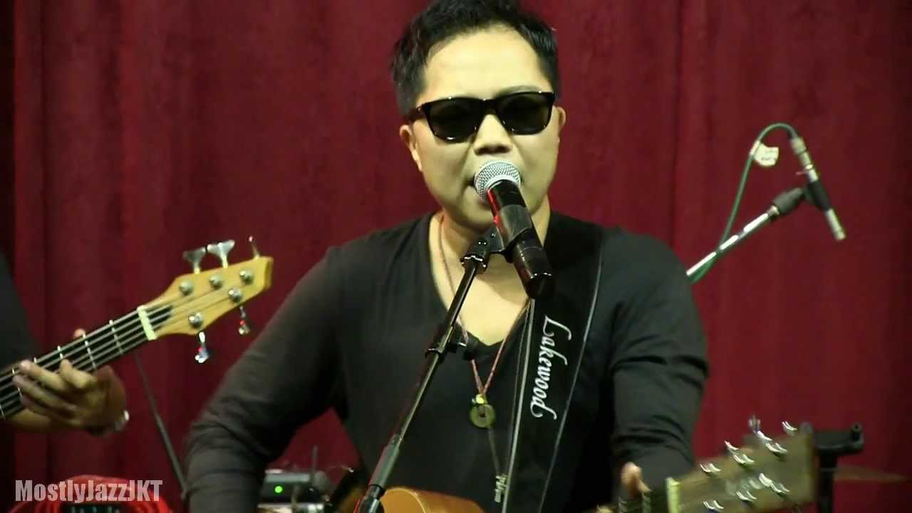 Sandhy Sondoro - Bunga Mimpi @ Mostly Jazz 01/05/13 [HD] - YouTube Music