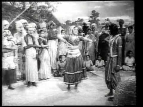 "Mawale Aney Bumi Kantha" - Latha Walpola (Mathalan, 1955) - YouTube