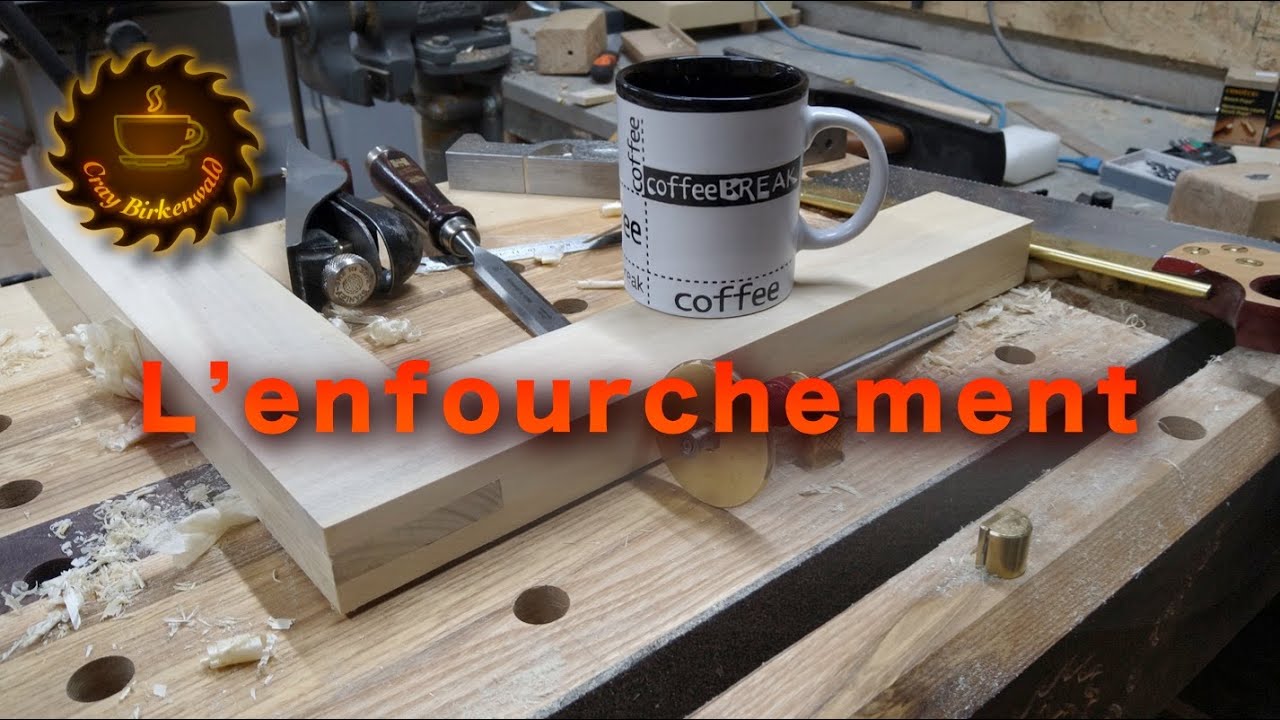 Technique de menuiserie : l'assemblage à enfourchement - YouTube