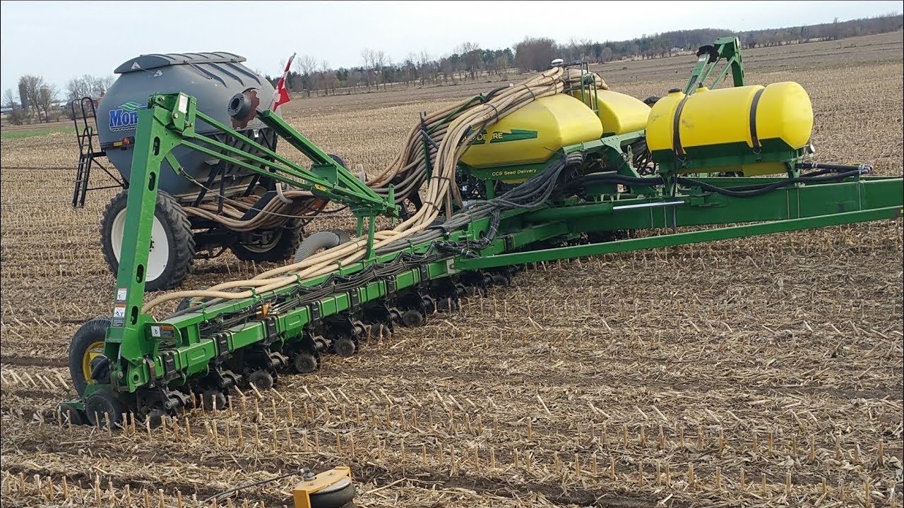 John Deere 1770nt - Corn on Corn Strip-till Planting 2018 - YouTube