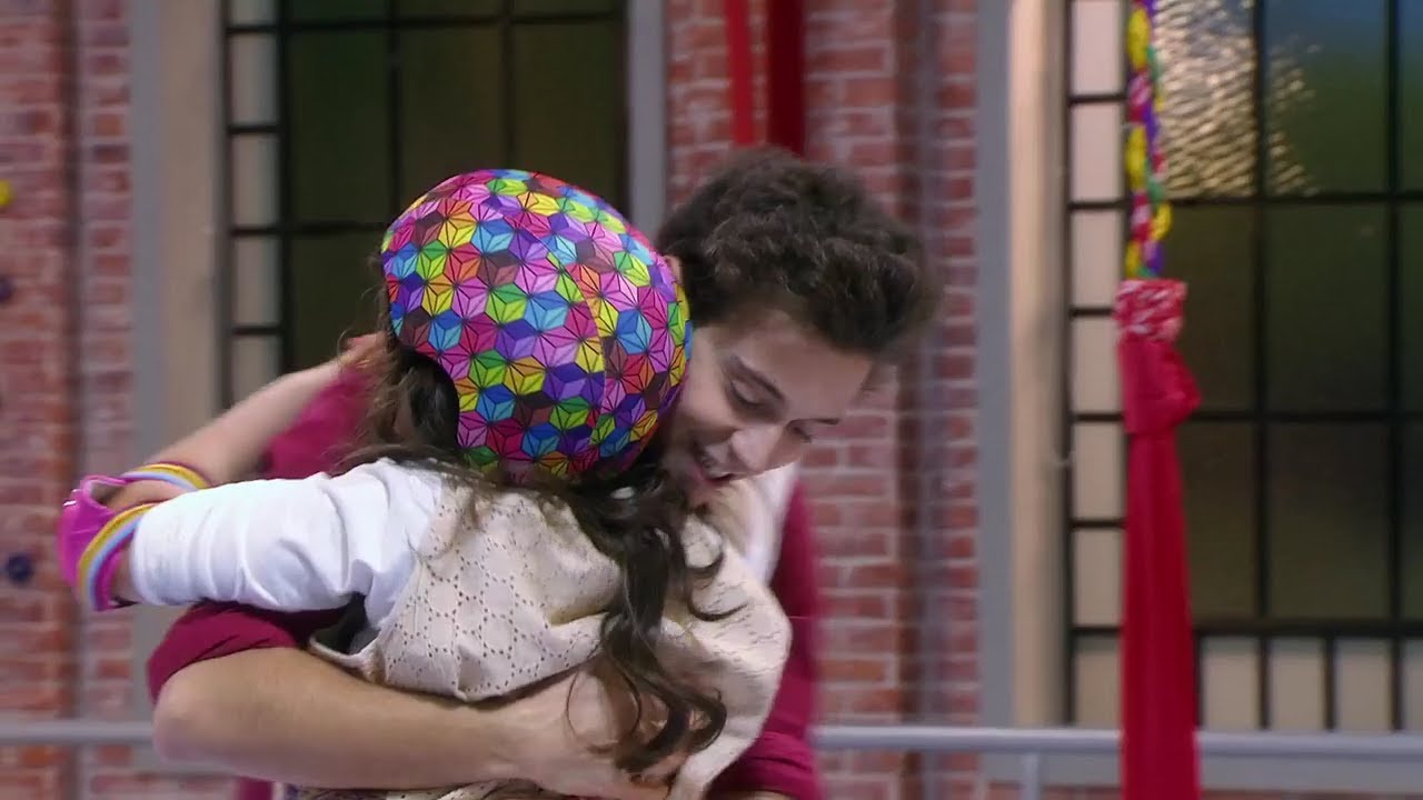 Soy Luna - Luna y Matteo Patinan y se abrazan (1x28) - YouTube
