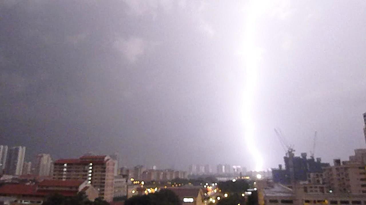 Singapore thunderstorm - lightnings, lightnings and more lightnings - YouTube