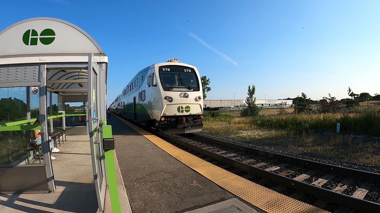 GO Train (Barrie line) arrives at Downsview Park GO station - YouTube