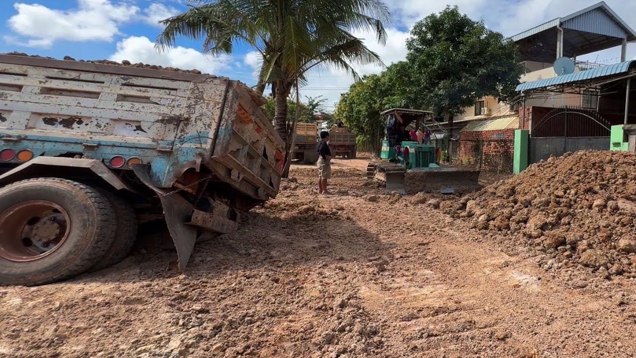 Breaking hearts Full Power! Old Komatsu Dozer Clearing Mud & Trees ...
