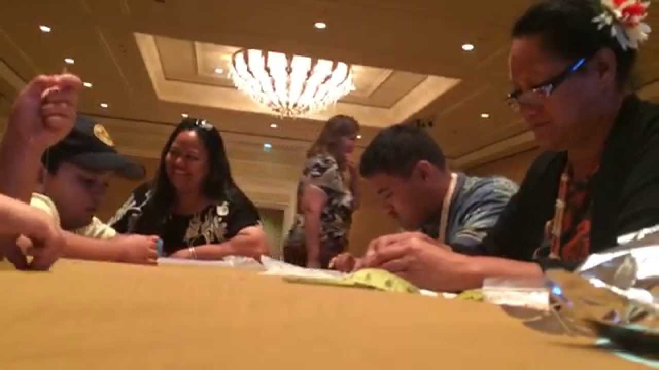 Stringing a Niihau shell bracelet and listening to the old Hawaii - YouTube