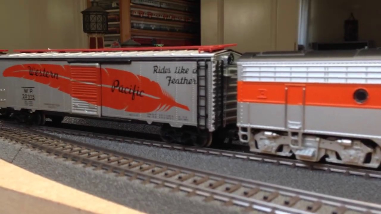 SFS. Western Pacific F7 and tinplate boxcars & caboose Märklin - YouTube