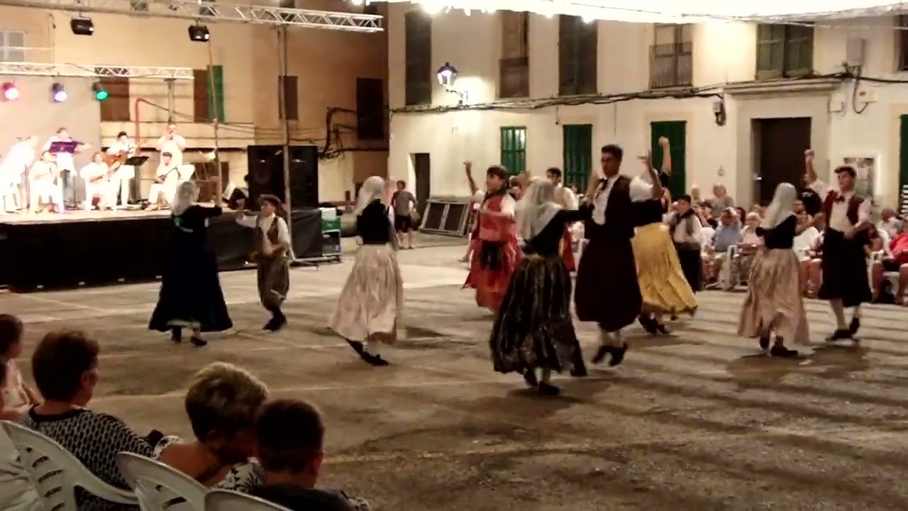 Ball de Bot agrupació Castell de Capdepera - YouTube