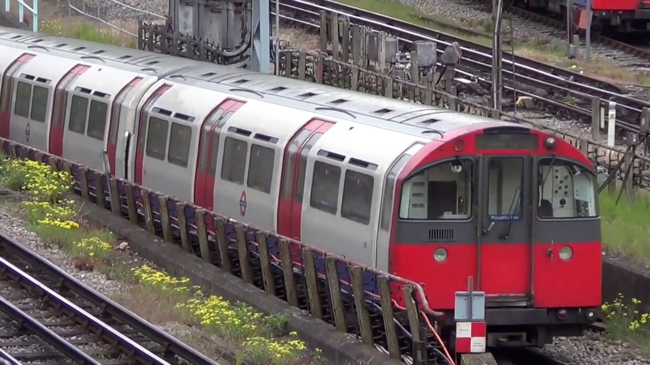 London Underground 1973 Stock passes Northfields - YouTube