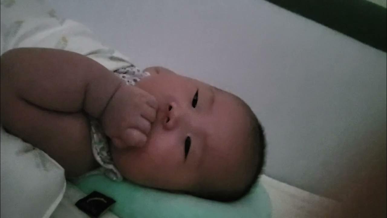 손가락빠는 3개월 딸 230610 - YouTube