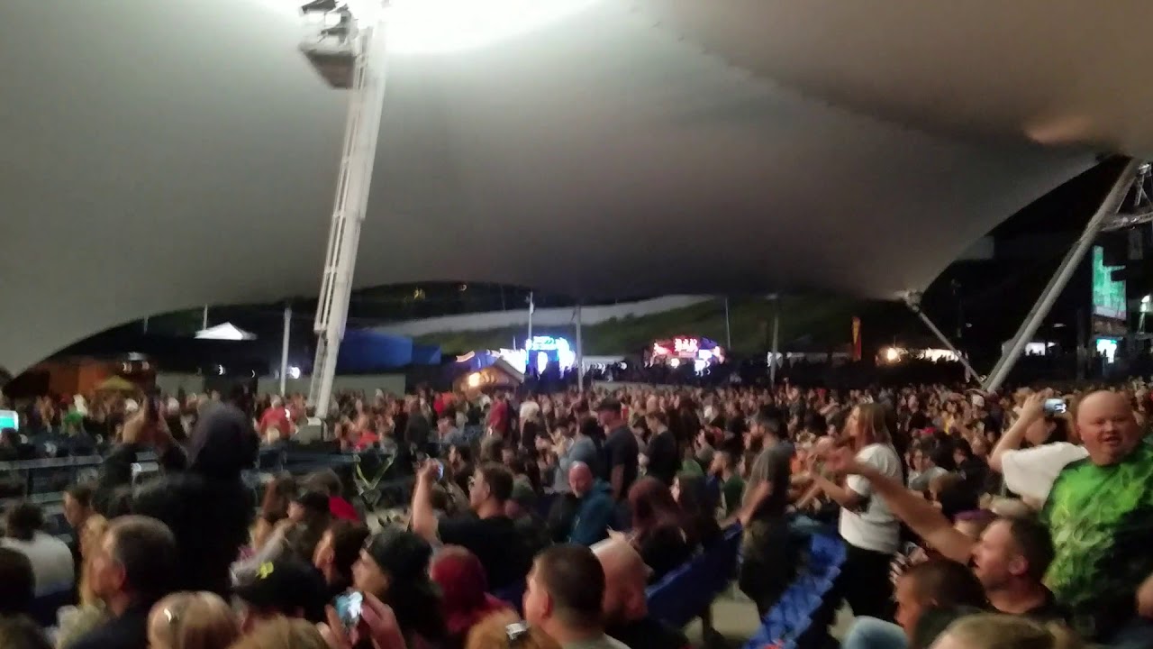 Crowd at Knotfest singing Pantera - YouTube