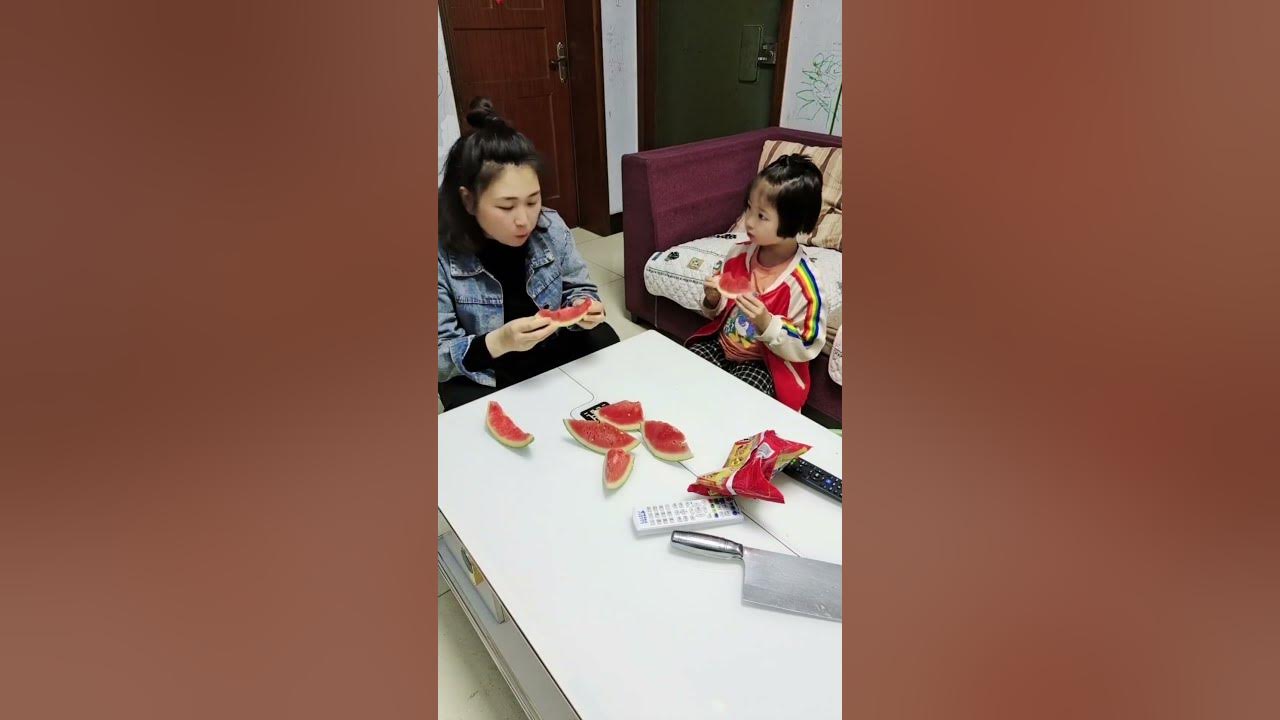 这棉袄有点漏风，我是看你没啃干净，不是想吃瓜皮熊孩子搞笑日常 熊孩子日常 Youtube