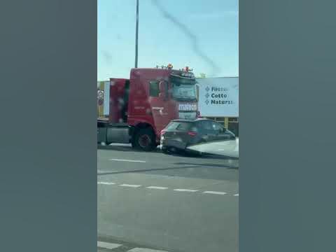 Krass! Ein LKW schiebt in Erfurt ein Auto vor sich her und merkt es nicht! - YouTube