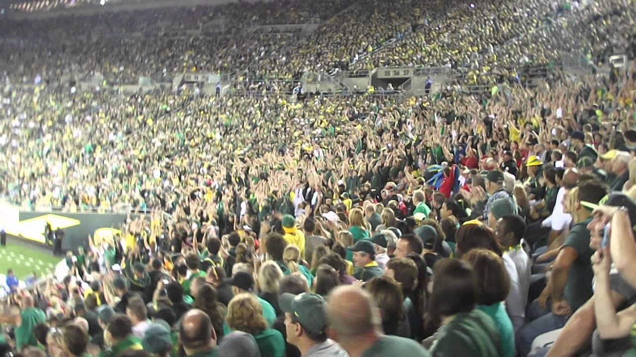 Oregon Duck Football fan HUGE crowd Crazy WAVE at - YouTube
