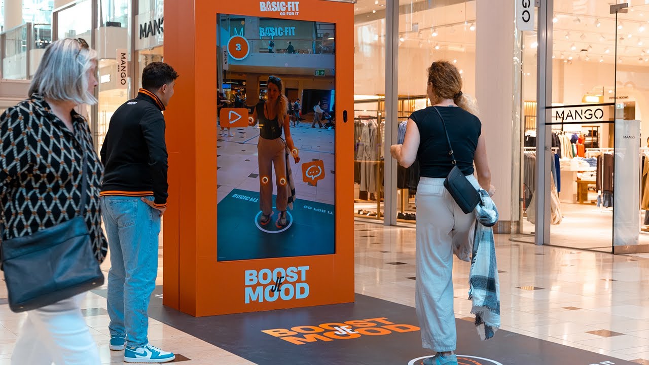 Basic-Fit AR Mirror (OOH innovation) - YouTube