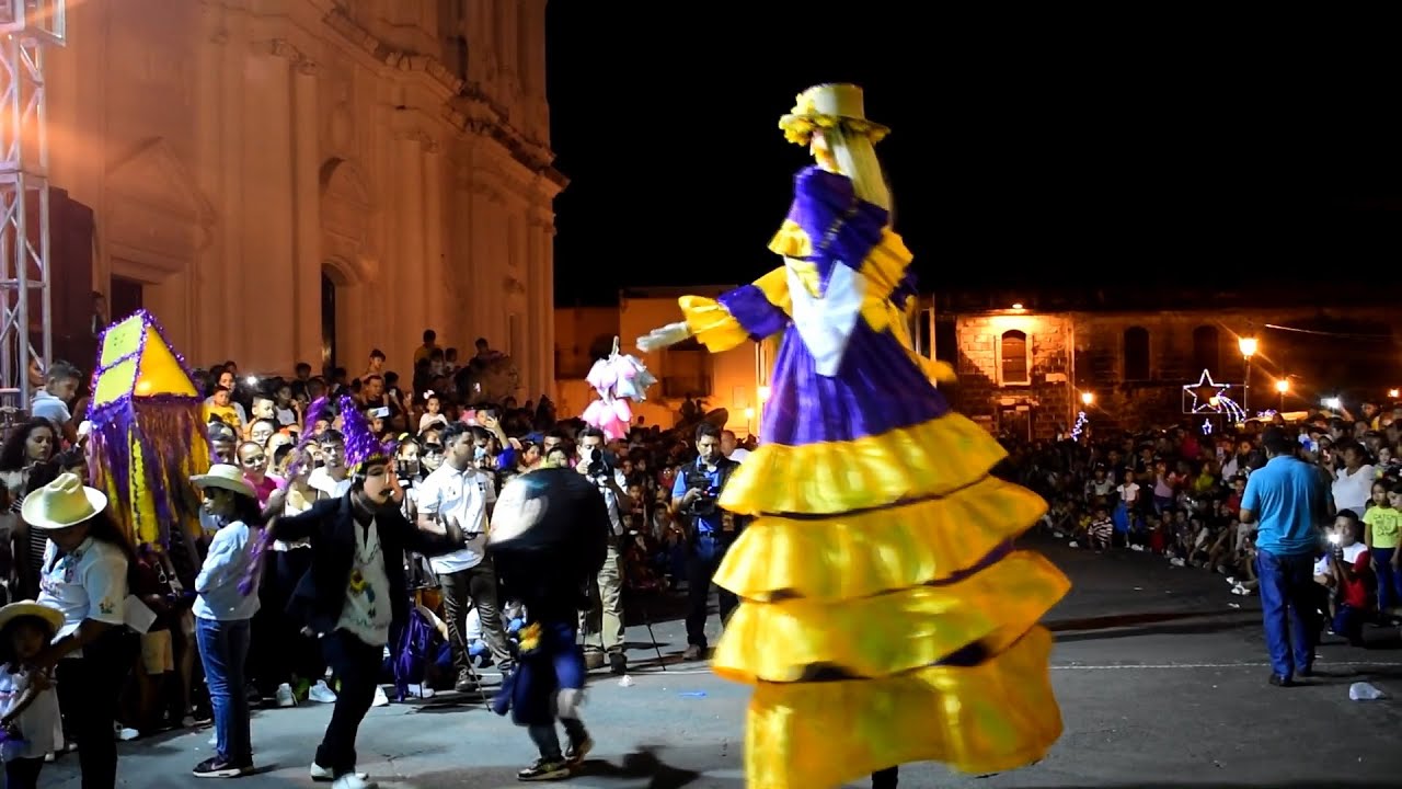 Familias disfrutan de el tradicional Concurso de Gigantonas en León ...