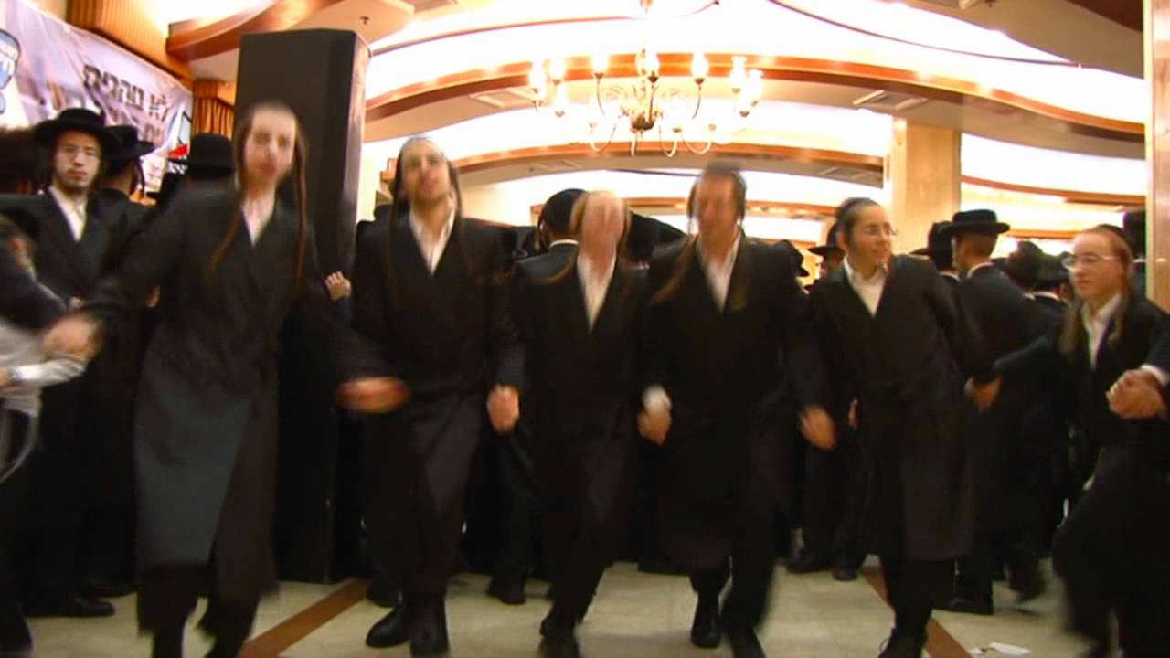 Hasidim Dance Simchat Beit HaShoeivah - YouTube