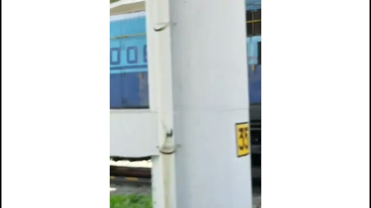 ICE CREAM BLUE SHUNTER ENGINE CHUGS AND MOVES TO MGR CENTRAL WDM7 11006 ...
