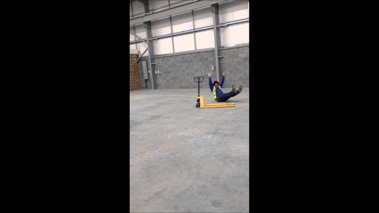 Pallet truck fail - YouTube