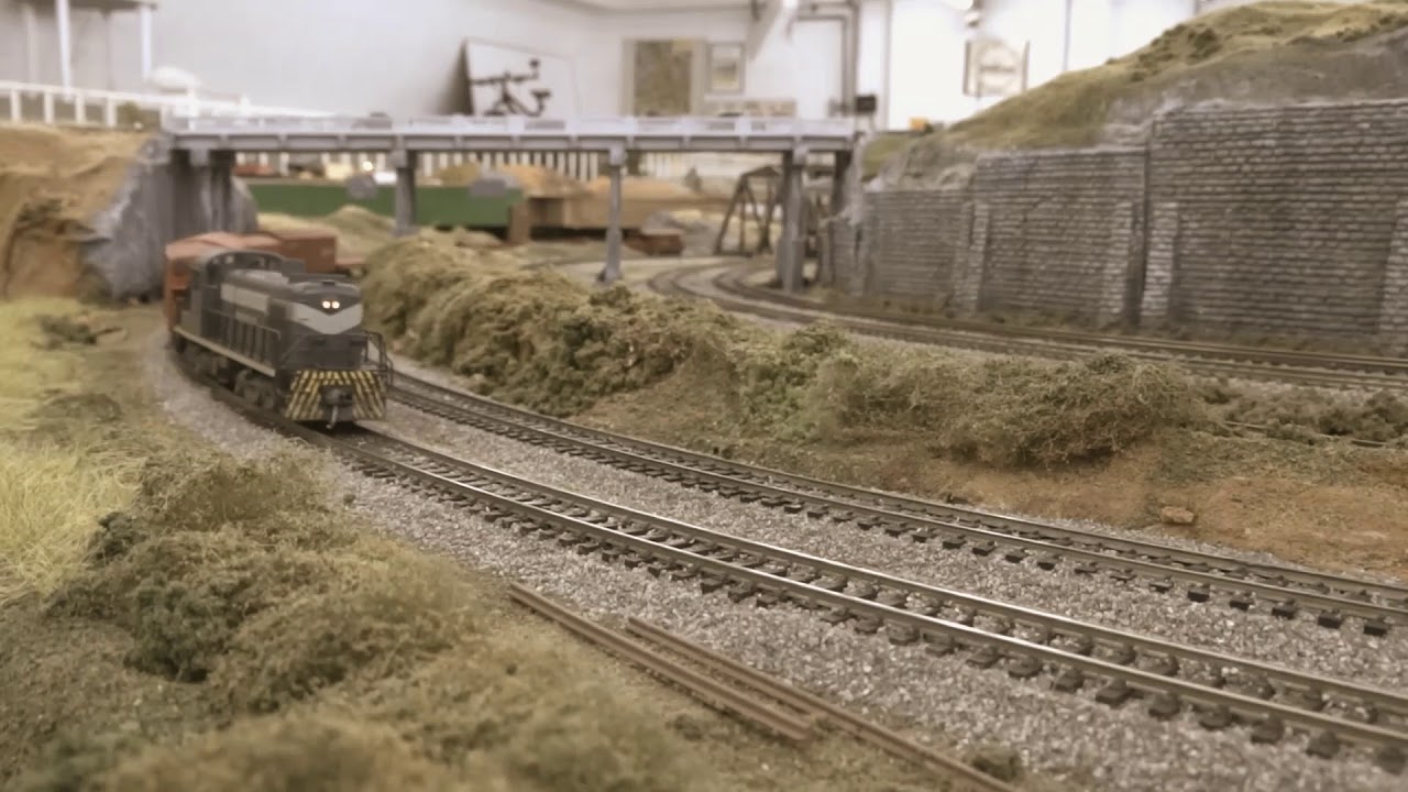 Locomotiva Alco RSC3 Fepasa com trem de carga em HO - YouTube