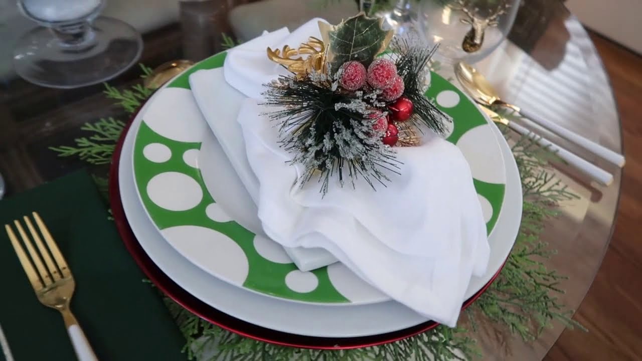 Christmas Kitchen table 2019/Christmas tablescape/Elegant and timeless ...