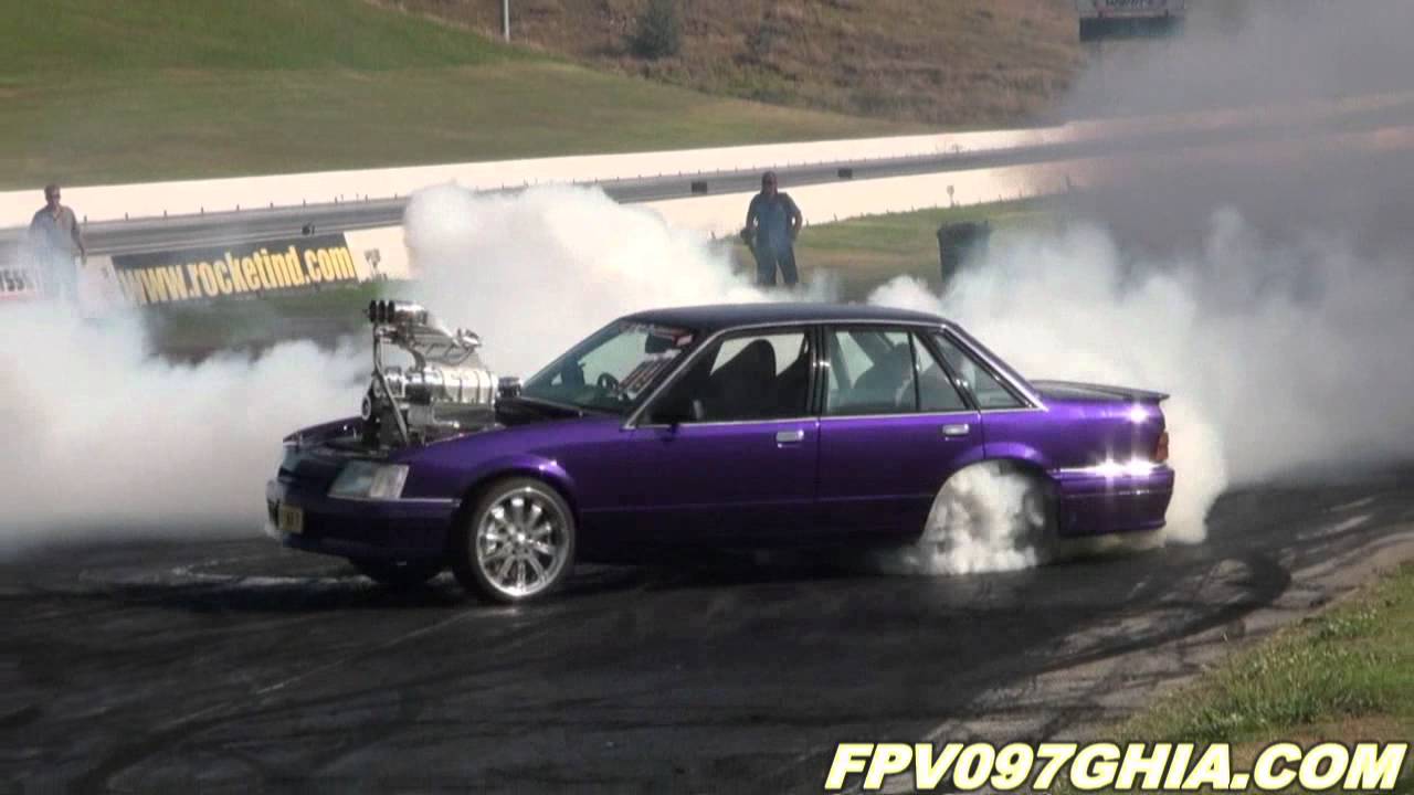 BLOWN V8 VK COMMODORE ( MY WAY ) BURNOUT AT SYDNEY DRAGWAY 23.10.2011 ...