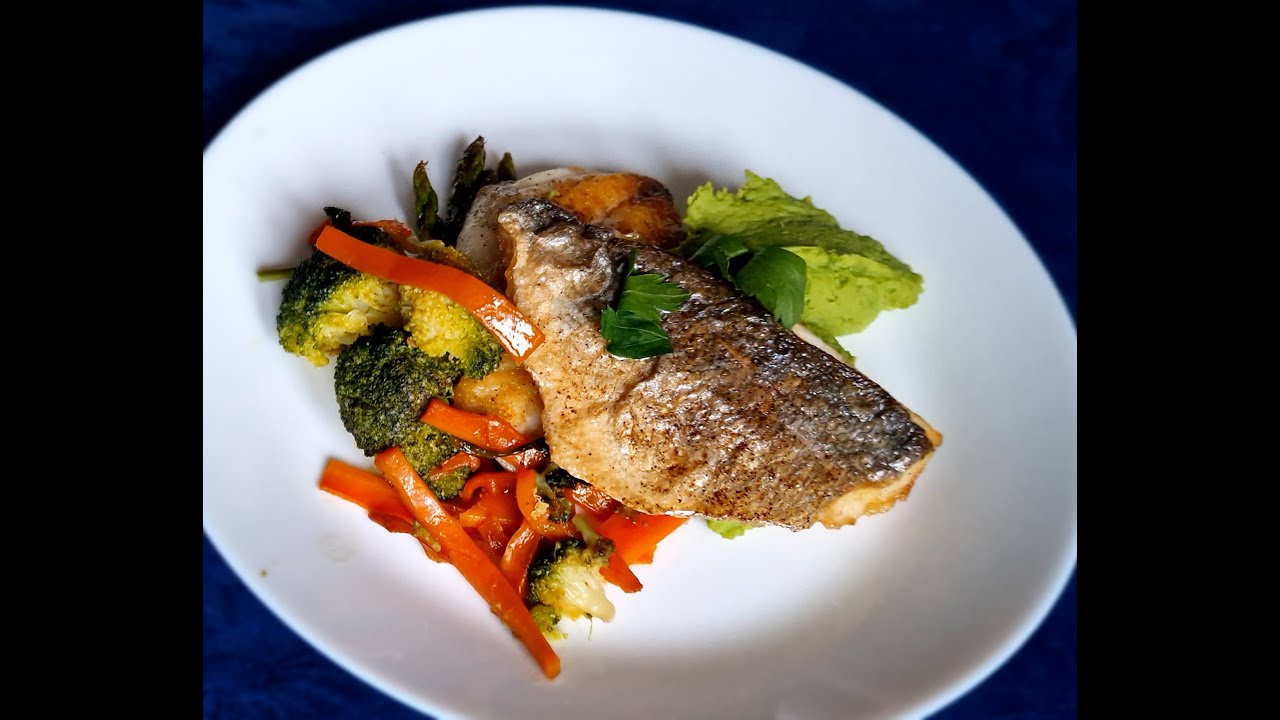 File de dorada cu piure de mazăre și garnitură de legume. PREA GUSTOS ...