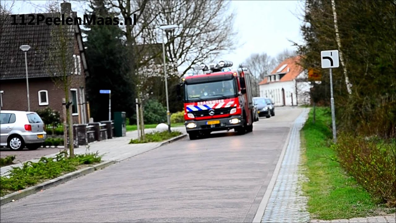 Brandweer rukt uit voor schoorsteenbrand, Schrames Helden - YouTube