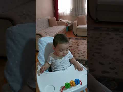Yemek isteyen tatlı bebek