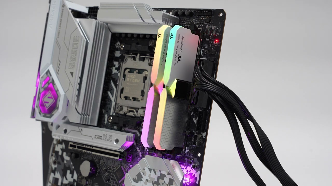 써멀테이크 DDR5-6000 CL36 TOUGHRAM XG RGB D5 화이트 LED - YouTube