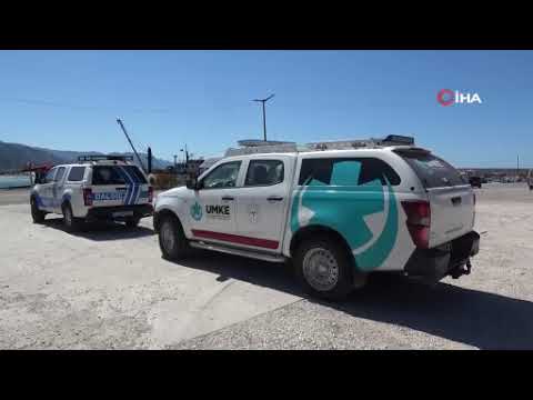 Batan teknedeki vatandaşların arama çalışmaları dalgalar sebebiyle güçlükle sürdürülüyo