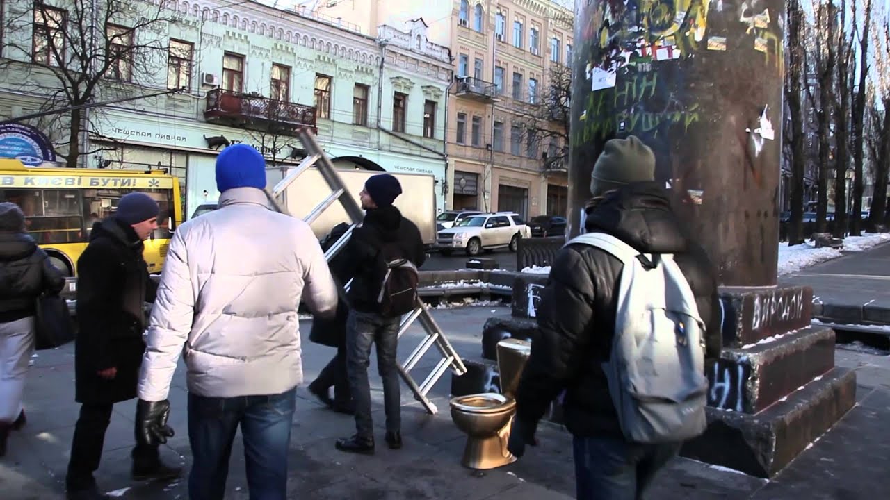Golden Toilet in Ukraine - YouTube