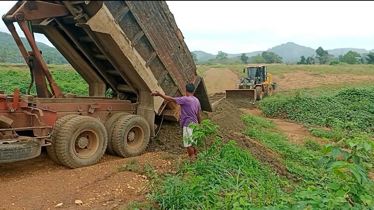 10 Wheeler Dumptruck inside Hauling, Payloader Prepared.. - YouTube