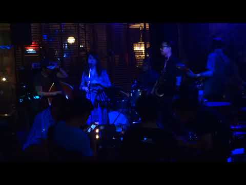 Natt Buntita Quartet warming up at Brown Sugar, Bangkok, Thailand
