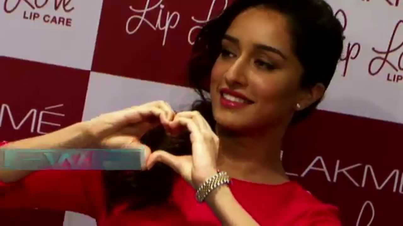 Cute ! Shraddha Kapoor Hot Seductive Expressions & Exposing Sexy Legs ...