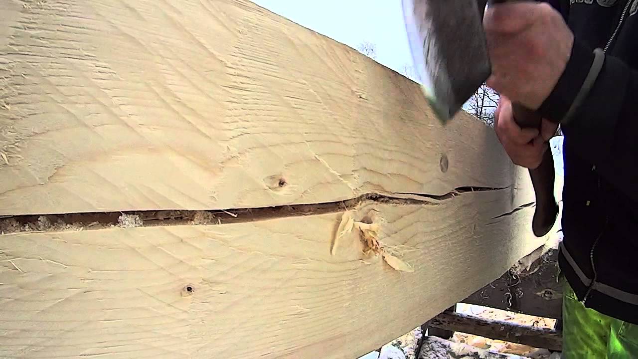 Hirsien piilutusta piilukirveellä - YouTube