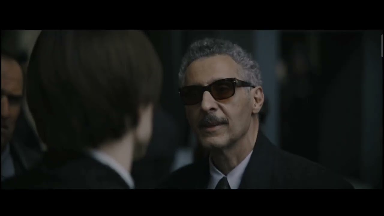 Bruce Wayne llega al funeral y habla con Carmine Falcone - The Batman ...