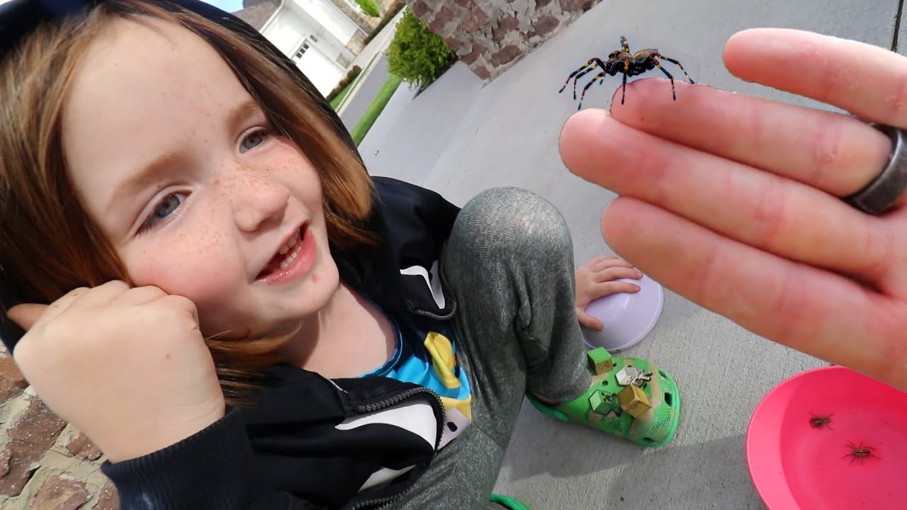 BUG CATCHiNG with NiKO 🕷 Finding Spiders and Worms Outside! Making a ...