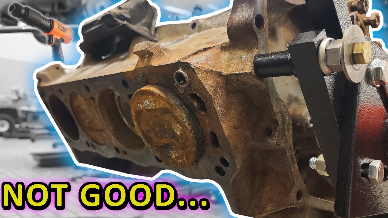 How To Remove A Stuck Piston With A Master Tech - YouTube