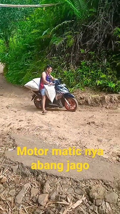 motor matic bawa padi 150 kg di tanjakan bukit bintang yg licin - YouTube