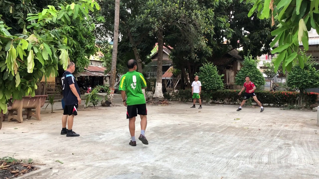 Voet-shuttle-bal. Tempelterrein #Battambang #Cambodia - YouTube