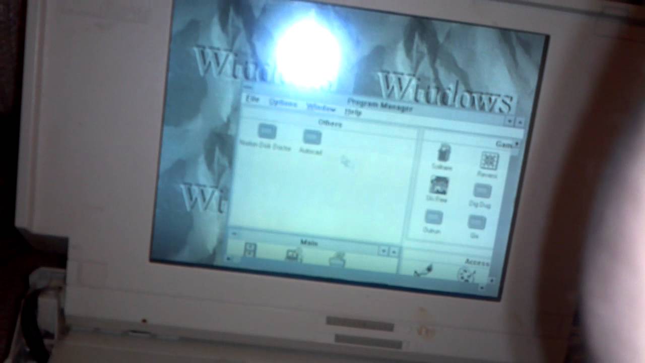 First battery powered laptop! 1989 Compaq SLT/286 - YouTube